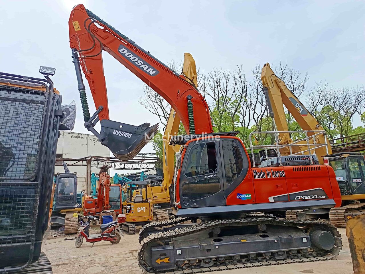 Doosan DX260LC tracked excavator for sale China Shanghai, MA40811